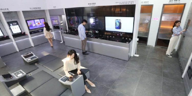 LG Uplus Unveils Its First Unmanned Store Amid Contactless Era