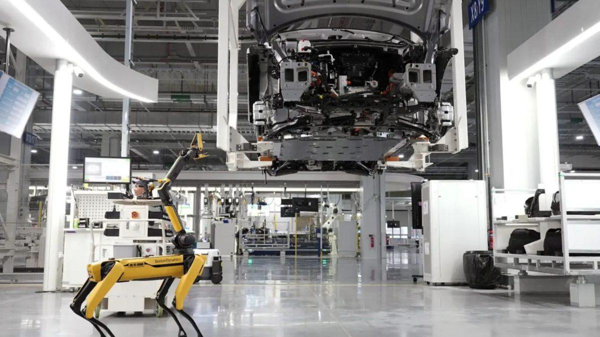 AHyundai Unveils Robot-Run EV Smart Hub in Singapore